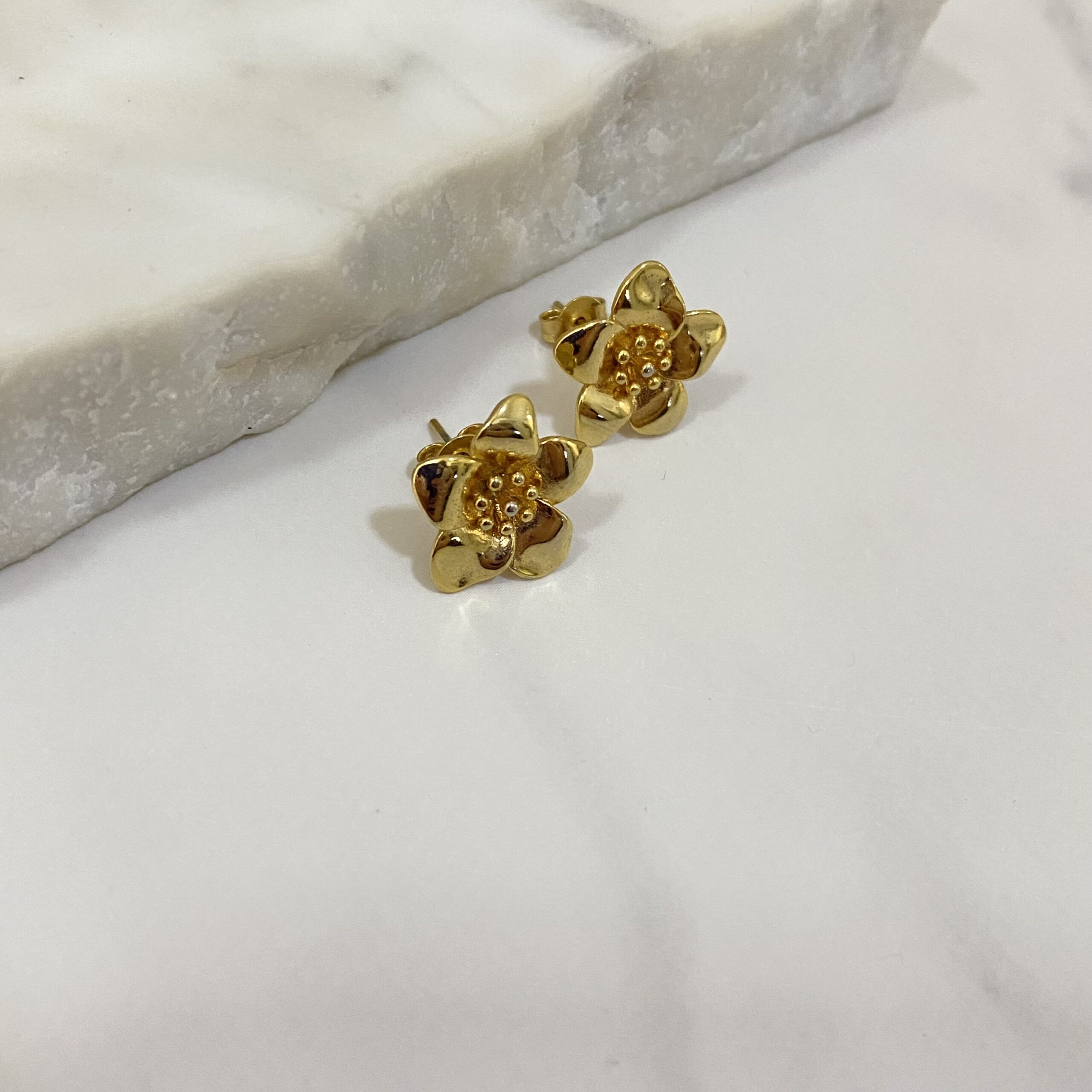 Aro flor lisa dorada – Monarca Semijoyas